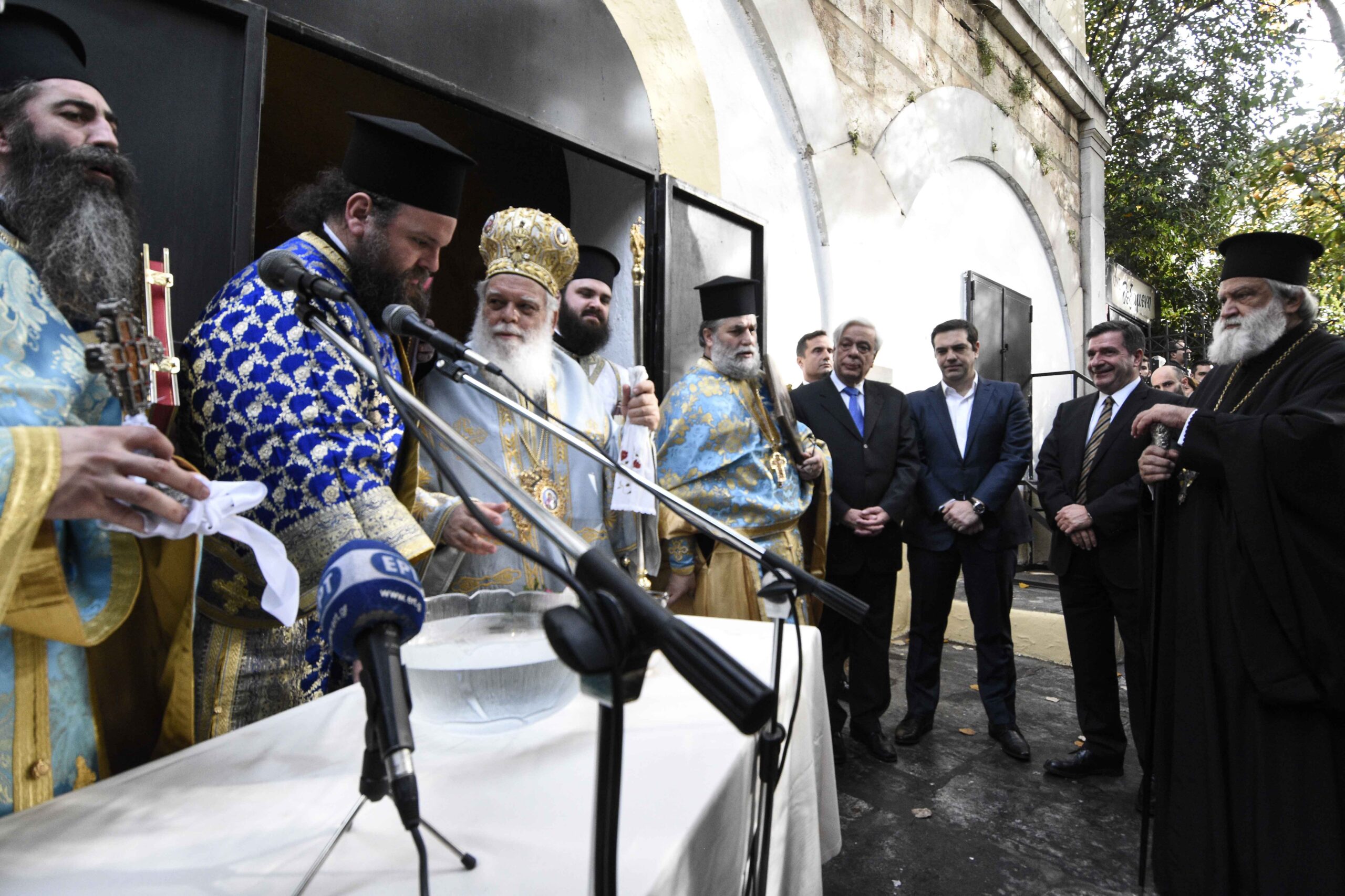 Παυλόπουλος: Το φως ας διαλύσει το σκοτάδι της φτώχειας και της ...