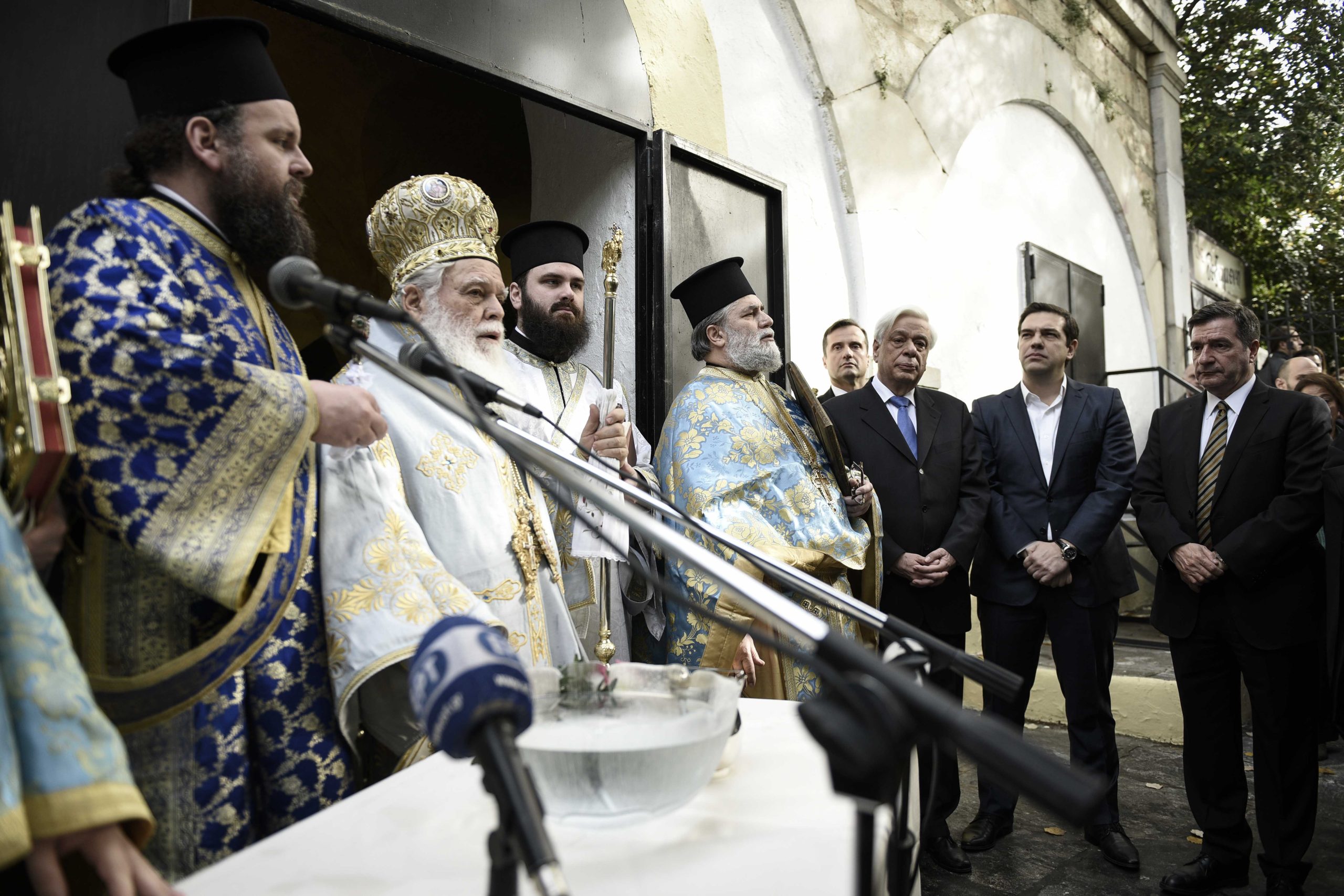 Παυλόπουλος: Το φως ας διαλύσει το σκοτάδι της φτώχειας και της ...