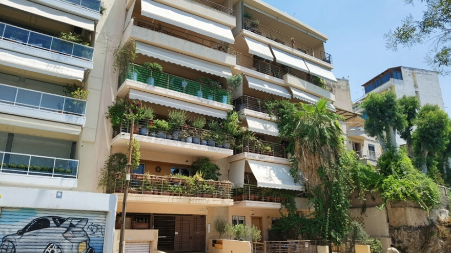 Παγκράτι: 21χρονη αυτοκτόνησε πέφτοντας από μπαλκόνι - KontraNews