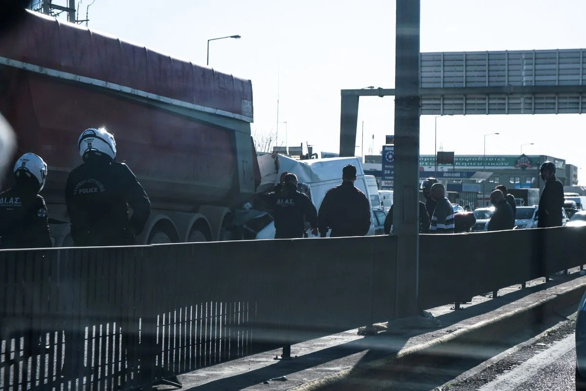 Τροχαίο στον Κηφισό με καραμπόλα ΙΧ - Κίνηση στο ρεύμα προς Πειραιά ...