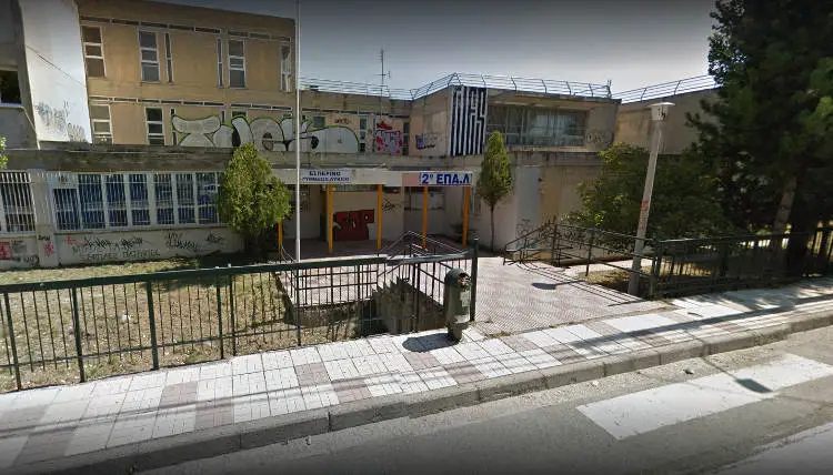 Κοζάνη: Μαθητής απειλούσε να πέσει από την σκεπή του ΕΠΑΛ επειδή του ...