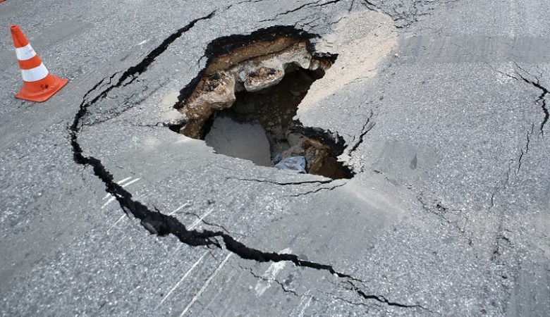Διακοπή κυκλοφορίας στον Άγιο Δημήτριο λόγω καθίζησης του οδοστρώματος ...