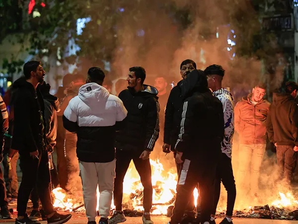 Νύχτα «κόλαση» με επεισόδια σε όλη τη χώρα - Εκαψαν λεωφορείο ...