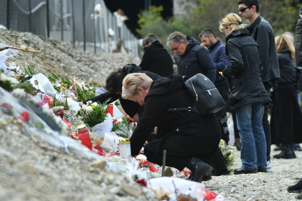 Τέμπη: Αβάσταχτος πόνος και οργή στο μνημόσυνο 40 μέρες μετά την ...